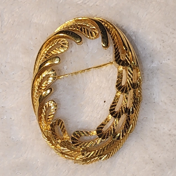 Trifari | Jewelry | Vintage Trifari Goldtone Wreath Brooch Textured ...